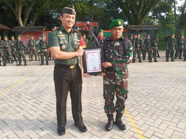 Dandim 1002/HST Serahkan Piagam Penghargaan Babinsa Terbaik – SuaraKalimantan.com