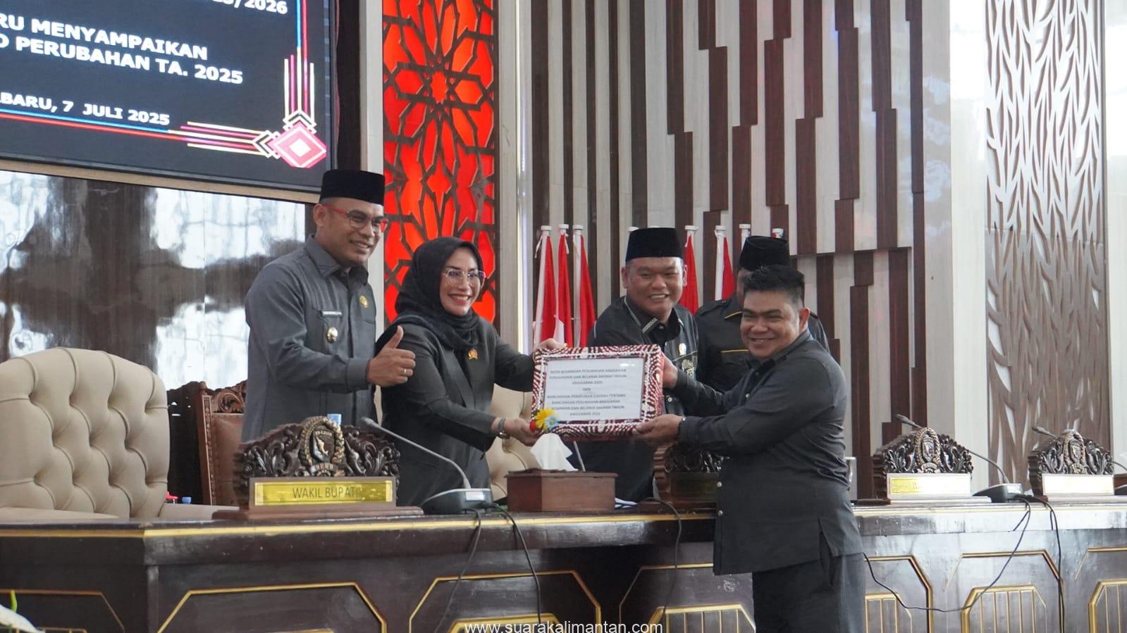 Bupati Sampaikan Nota Keuangan Dan RAPBD-P TA 2025 Dalam Rapat Paripurna DPRD Kotabaru ...